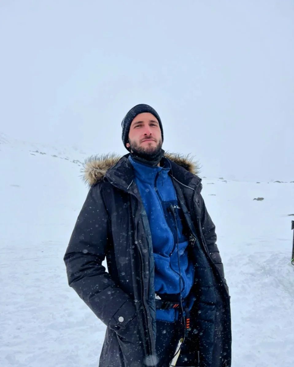 Quién es Alejandro Navas, la pareja de J.A. Bayona, el director de La ...