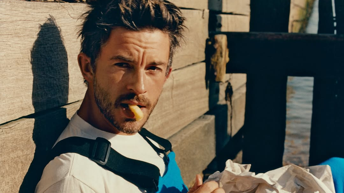 Jonathan Bailey hace historia al ser nombrado el hombre más sexy del mundo 2025 por People