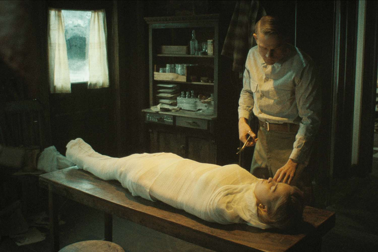 Esto dice la crítica de Monstruo: La historia de Ed Gein, la nueva temporada de la serie ...