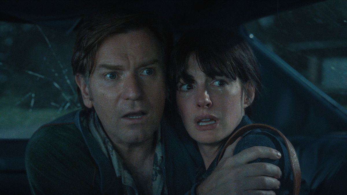 Ewan McGregor y Anne Hathaway enfrentan un vecindario plagado de ...